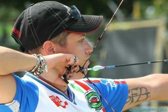 How To Properly Draw A Compound Bow (in 5 Easy Steps)