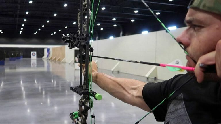 How To Properly Draw A Compound Bow (in 5 Easy Steps)