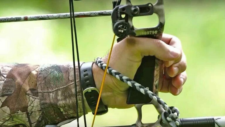 How To Properly Draw A Compound Bow (in 5 Easy Steps)